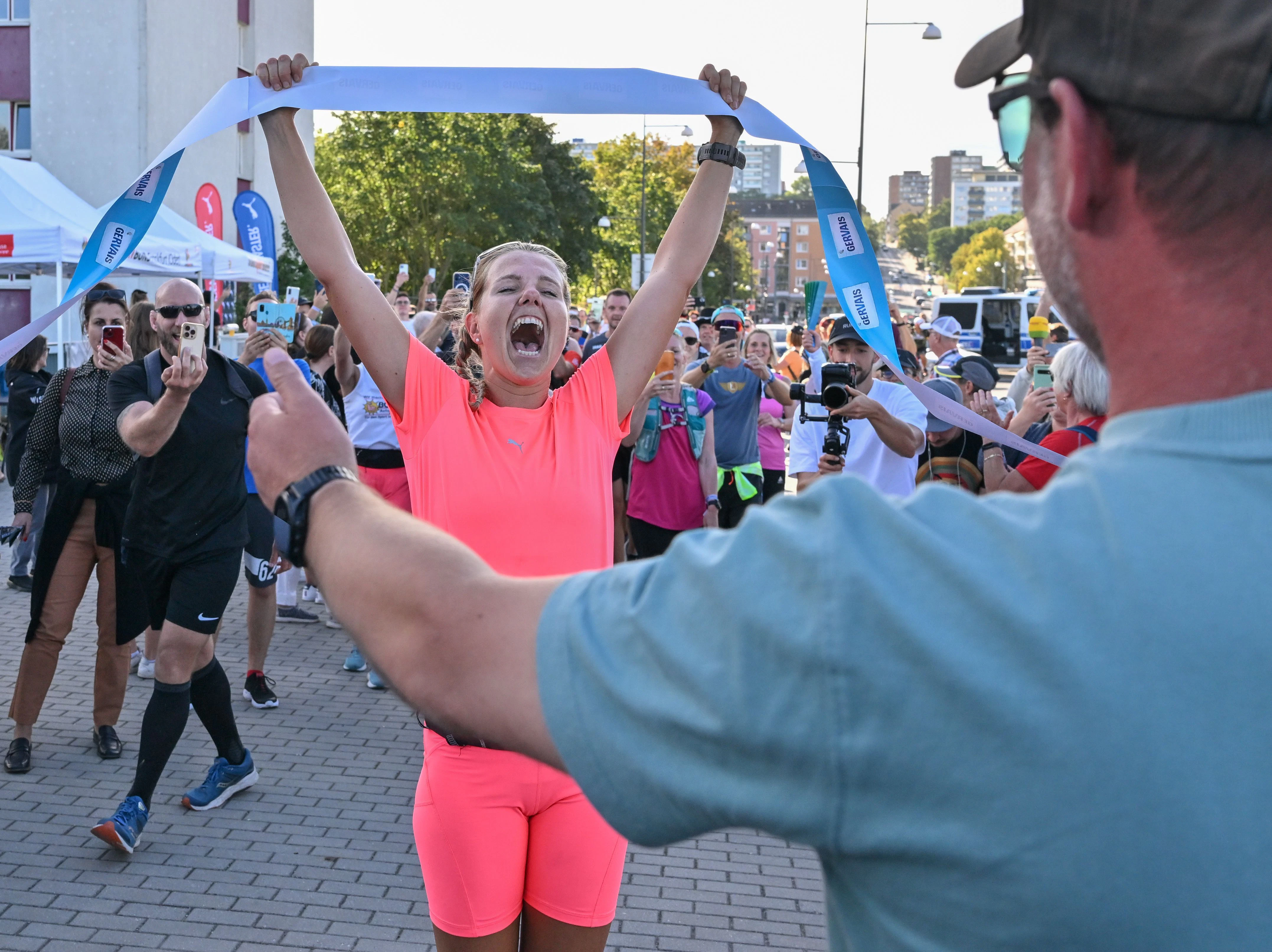 Berliner Läuferin Joyce Hübner stellt Weltrekord auf: 367 Marathons an ...