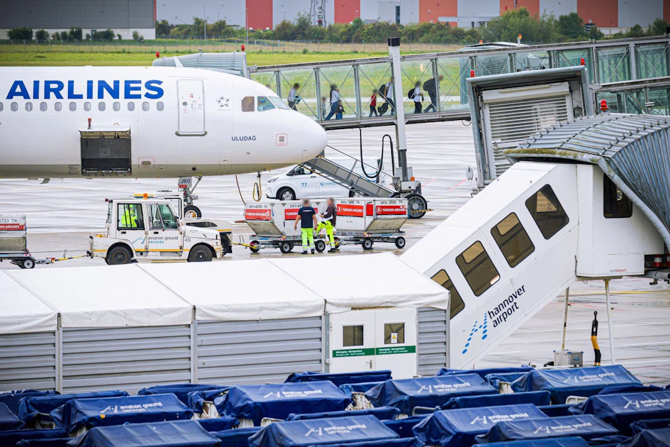 Afghanen verpassten Anschlussflug nach Deutschland wegen Shopping in ...