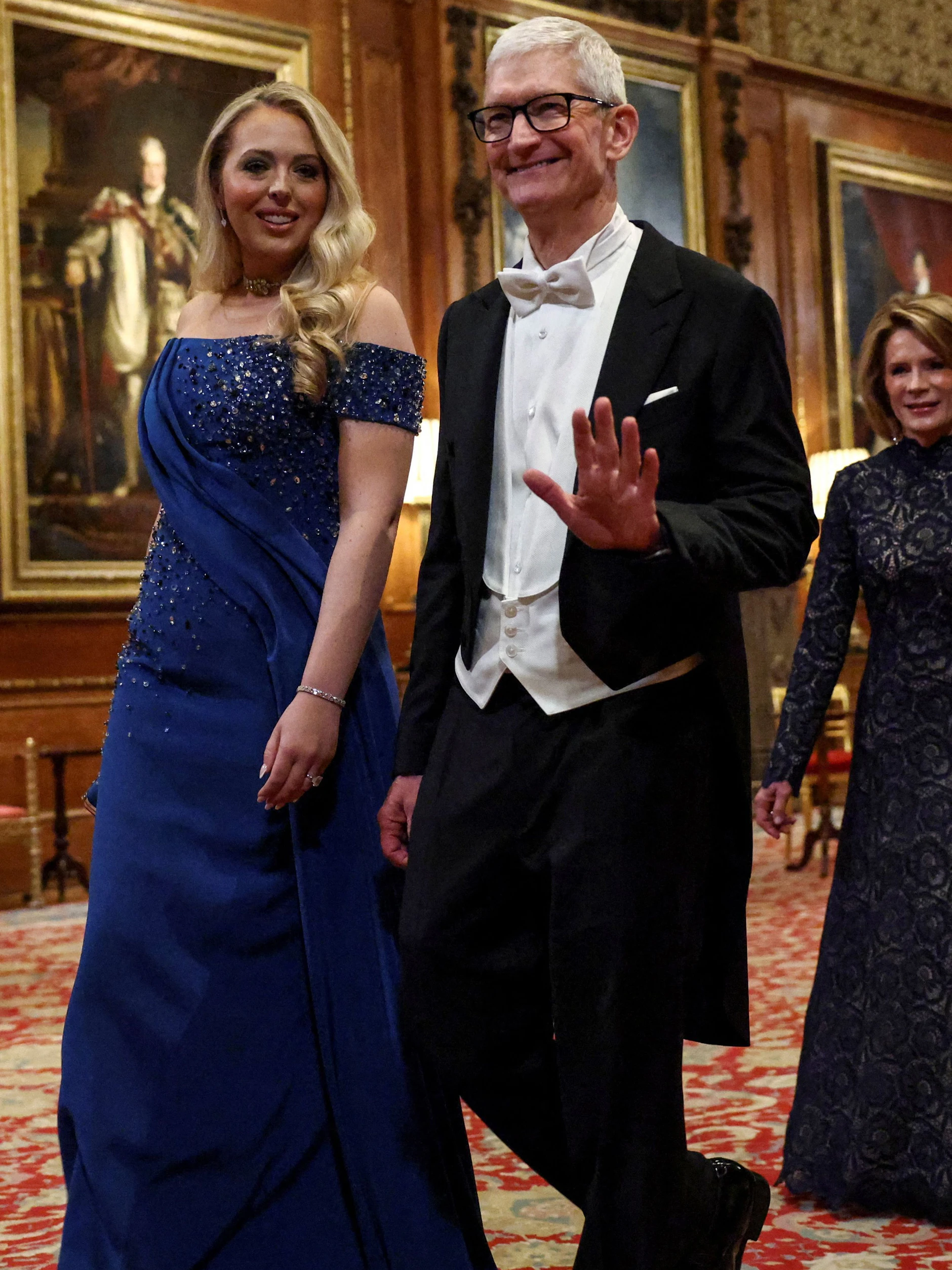 Ballkleid trifft Textmarker: Unser Outfit-Check zu Trumps Staatsbesuch ...