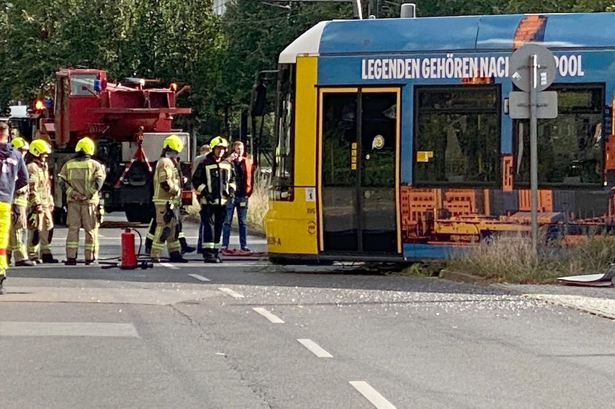 Alexanderplatz: Reisebus knallt mit Tram zusammen – mehrere Verletzte