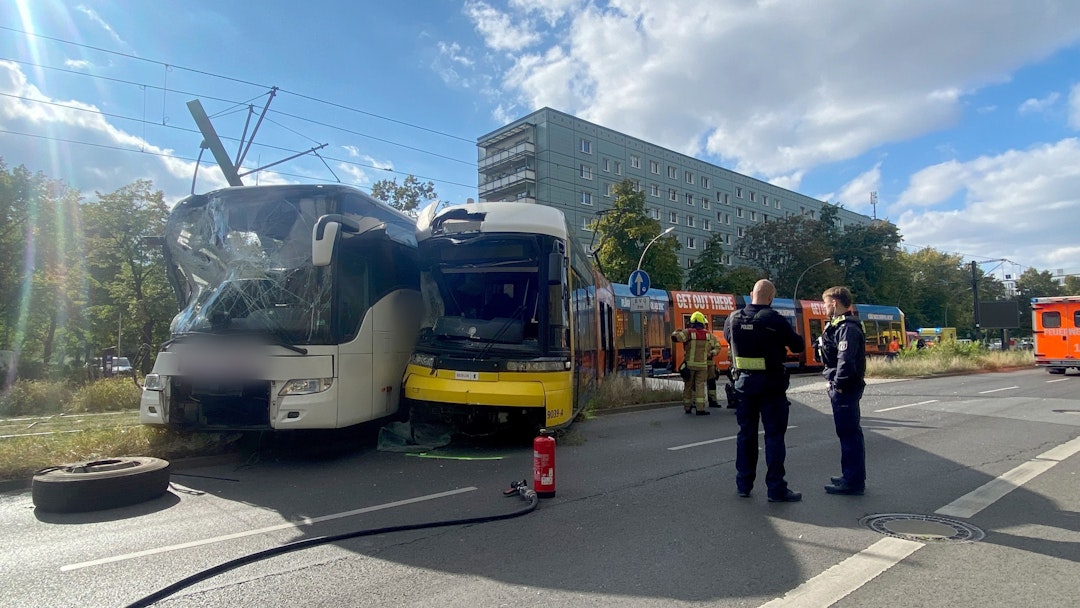 Alexanderplatz: Reisebus knallt mit Tram zusammen – mehrere Verletzte