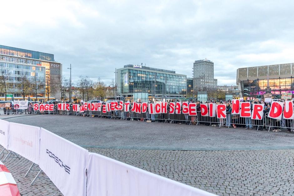 Leipziger Opernball: Proteste gegen Till Lindemann – Rammstein-Sänger ...