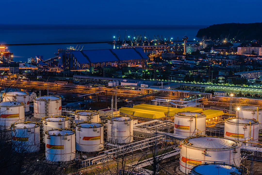 Wichtiger russischer Hafen Tuapse setzt nach ukrainischem Angriff ...