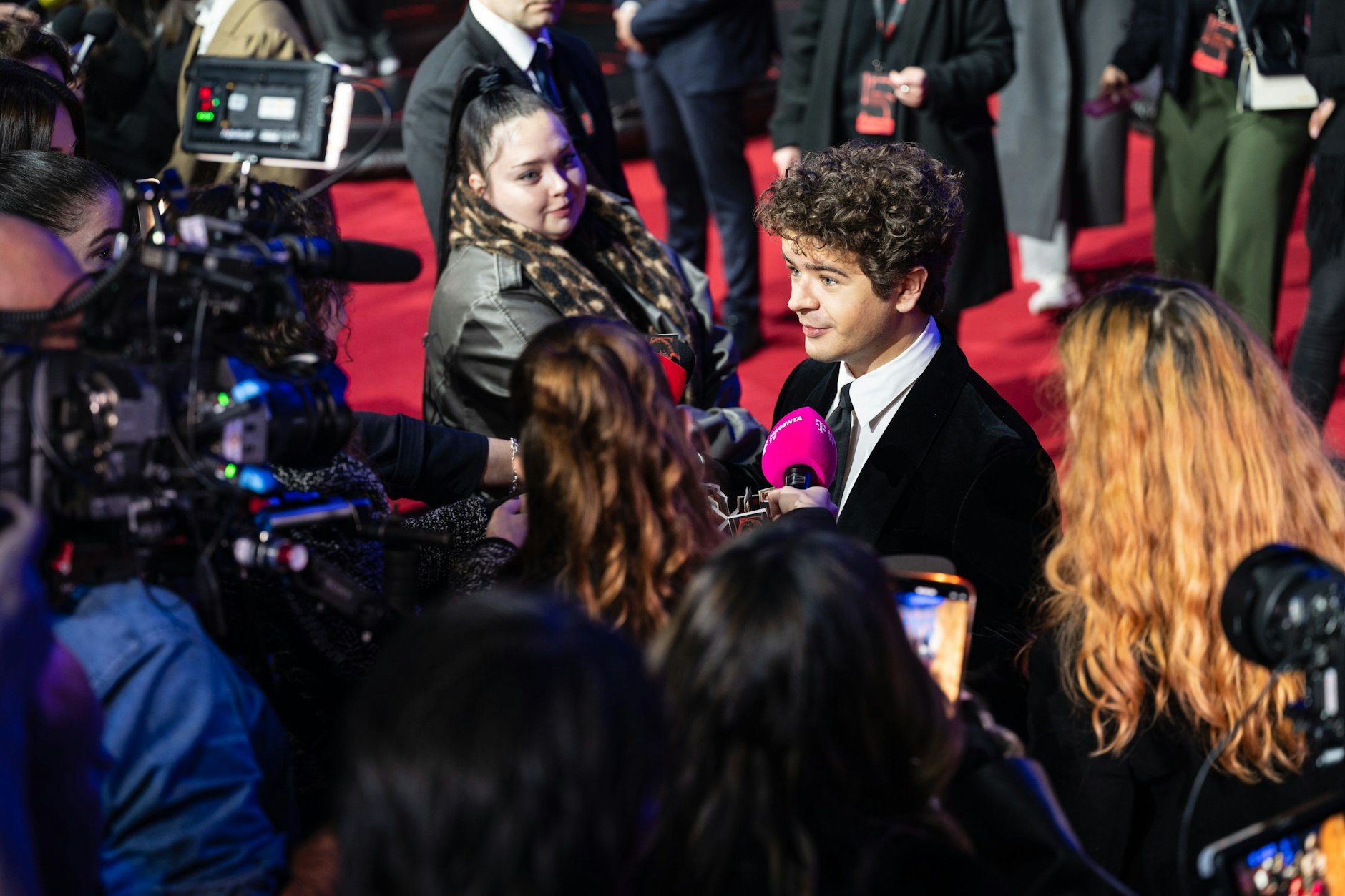 „Stranger Things“-Finale in Berlin: Fans treffen Stars im Tempelhofer ...
