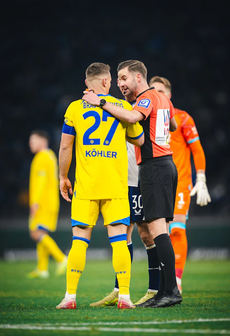 DFB-Spielregeln bei Hertha? Egal! Der orange Lacher von Schiri Bacher