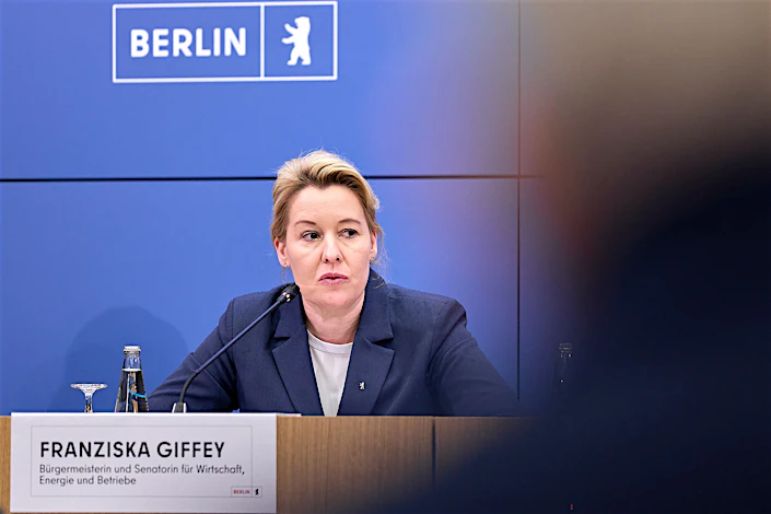 Senatorin Giffey bestätigt: Alle Haushalte haben wieder Strom ...