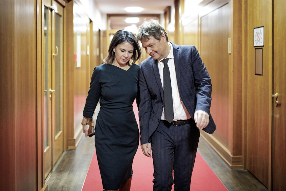 „Ken & Barbie“: Dieser Diplomat steckt hinter dem Gedicht über Baerbock ...