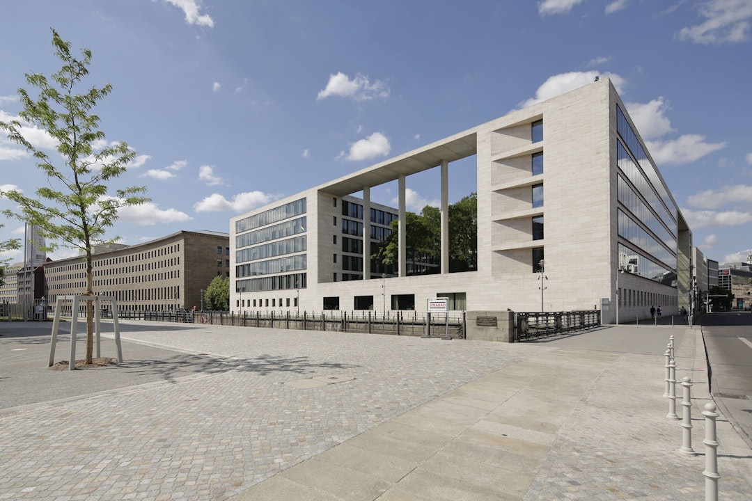 Baerbock und Habeck verspottet: Satirisches Gedicht im Auswärtigen Amt ...