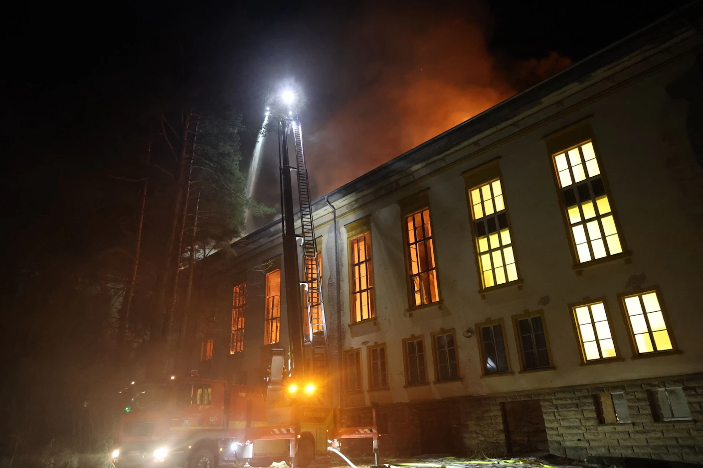 Anwesen von Nazi-Monster Joseph Goebbels am Bogensee in Flammen