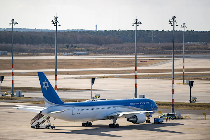 Boeing 767: Israels Staatsflugzeug steht am BER