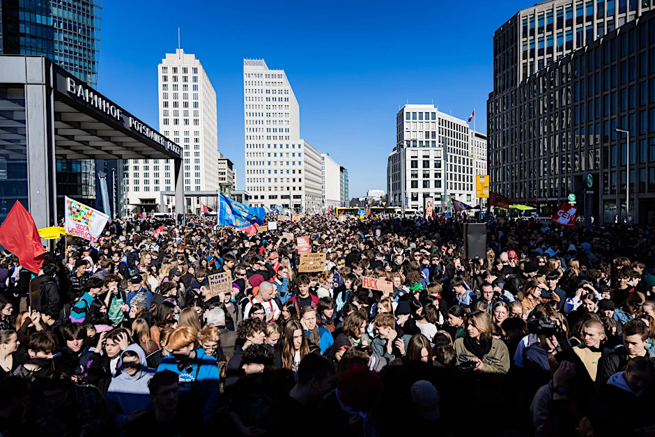 „Wir haben ein Leben zu leben“: Schüler protestieren in Berlin gegen ...