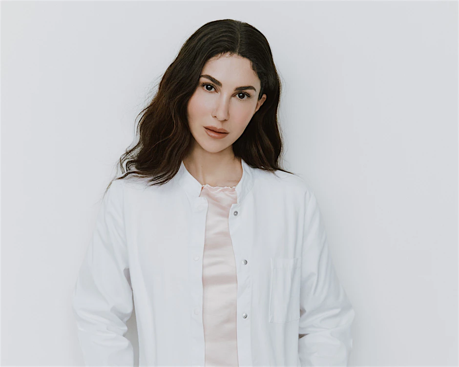Gen Z und ihre Sonnenschutz-Obsession: Star-Dermatologin Dr. Emi klärt auf