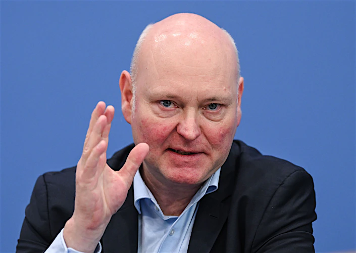 Wirtschaftsweiser: Beamten geht es gut, weil man das Leben der Anderen ...