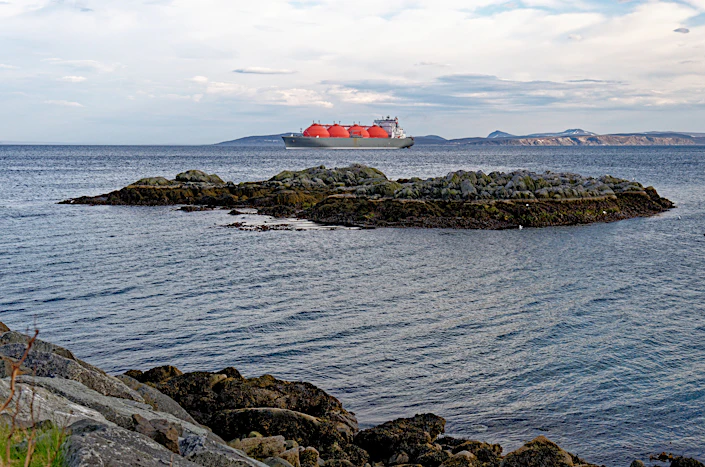 Trotz Sanktionen: Russischer LNG-Tanker legt erstmals in Norwegen an