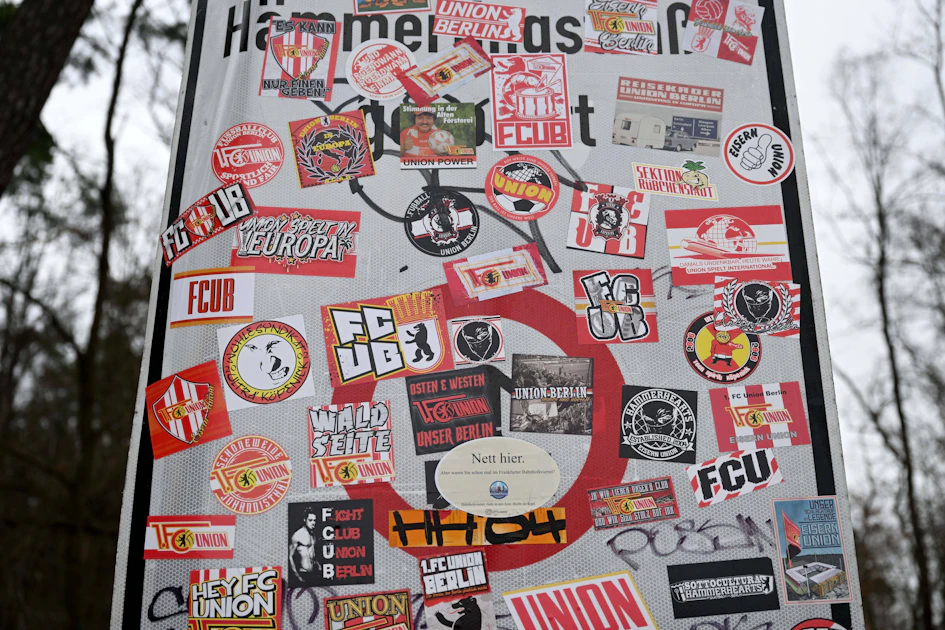 Fußball-Sticker auf Verkehrsschildern: Berliner CDU fordert 250 Euro ...