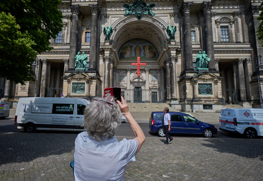 30 Rettungswesten aus dem Mittelmeer: Berliner Dom setzt Zeichen für ...