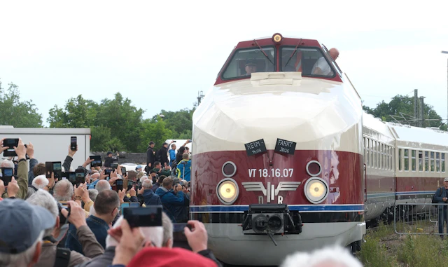 „DDR-ICE“ rollt wieder: Legendärer Schnellzug SVT Görlitz feiert Comeback